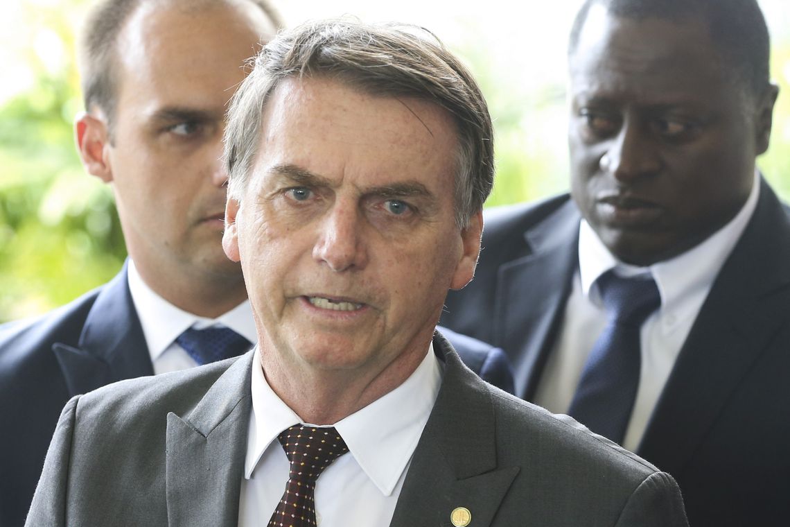 Jair Bolsonaro anuncia construção de Super Colégio Militar